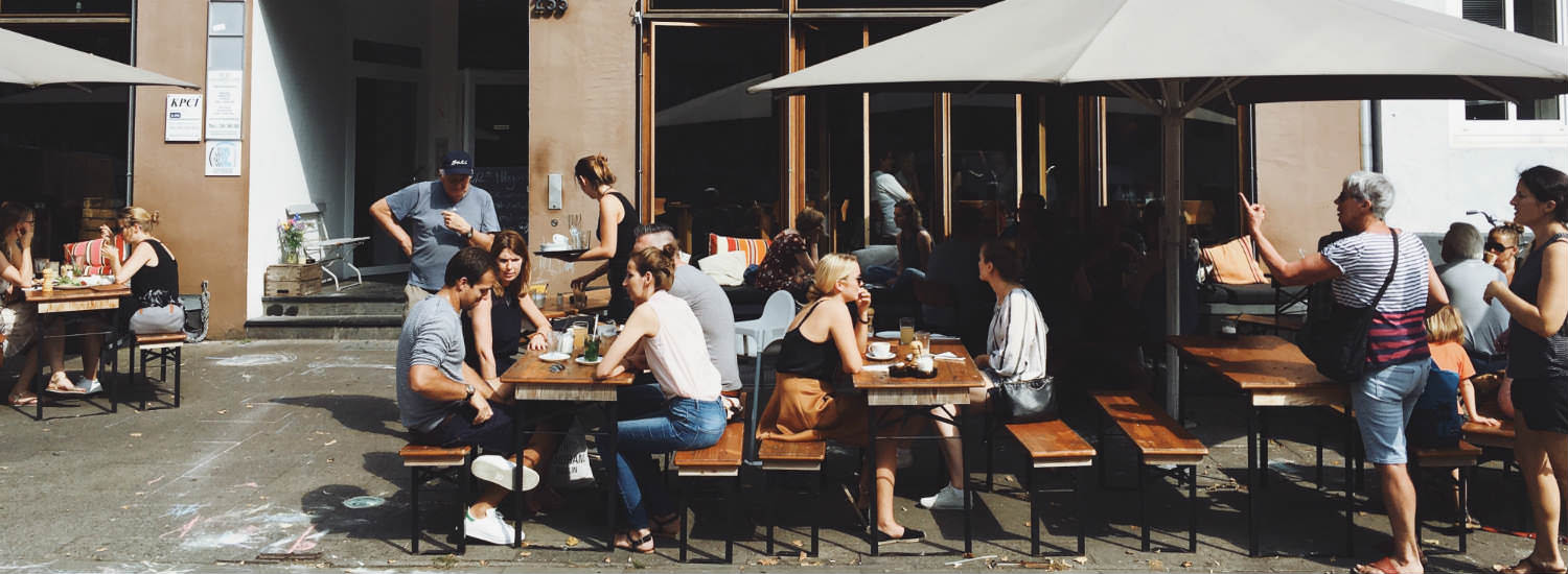 Terrasjesweer: Dé outfit om jezelf 'terras proof' te maken - Dresscode